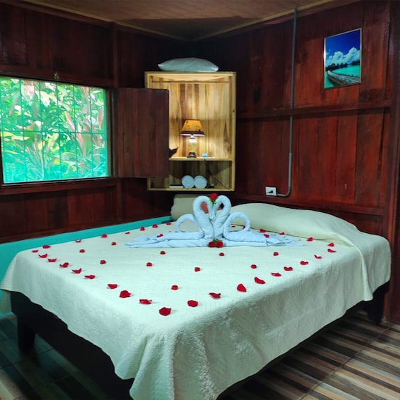 Disfruta De La Naturaleza En Posada Río Celeste La Amistad - Guatuso