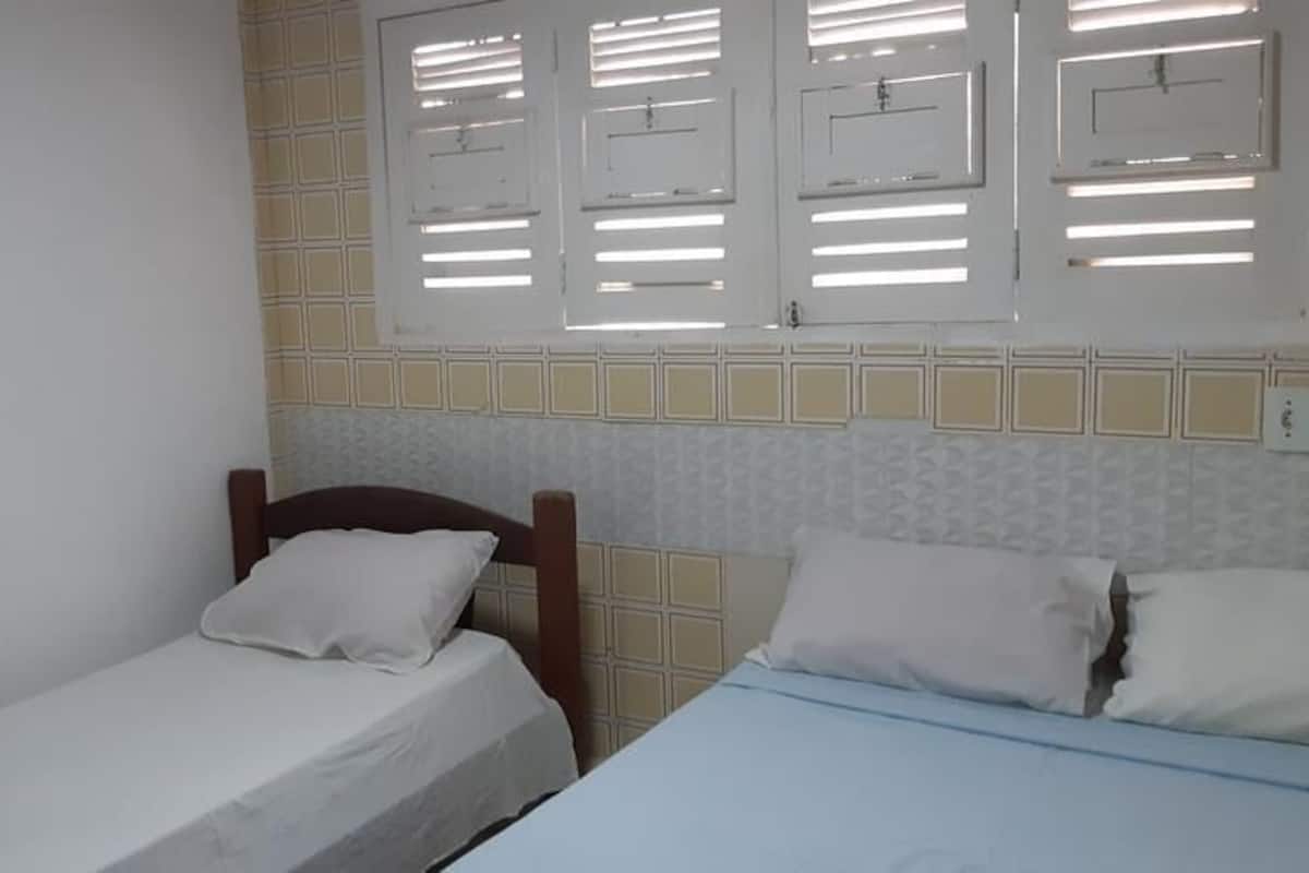 Quarto Triplo | 1 quarto, minibar, roupa de cama fornecida