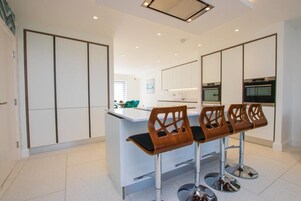 Suíte clássica, 3 quartos | Opções para refeição no quarto