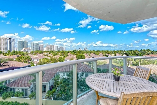Lux Step From The Beach - Sunny Isles Beach, FL