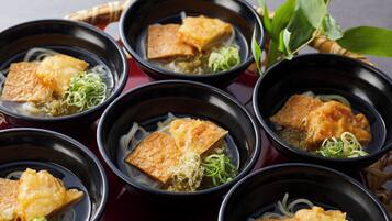 Pequeno-almoço tipo buffet diário mediante uma taxa