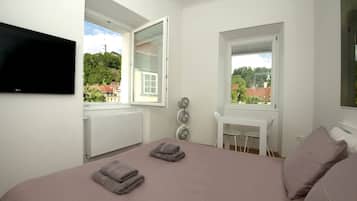 Quarto casal, vista para o rio | Cofres nos quartos, individualmente decorados, escrivaninha