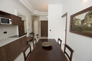 Apartamento Deluxe, 1 quarto, vista para o rio | Cozinha privada | Um frigorífico, um micro-ondas, uma placa de cozinha 