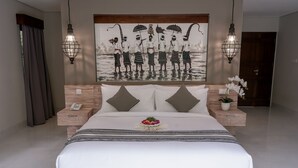 Quarto moderno com uma cama grande, duas mesas de cabeceira, um criado-mudo, um quadro e duas luminárias pendentes.