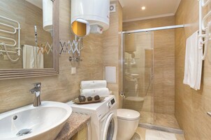 Apartamento, 1 quarto, vista para o parque | Casa de banho | Um polibã, um chuveiro fixo, artigos de higiene pessoal grátis 