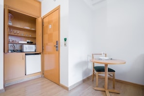 Apartamento (0 Bedroom) | Cozinha privada | Geladeira, máquina de café expresso, cafeteira/chaleira, torradeira