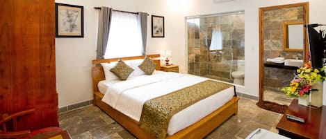 Roupas de cama premium, frigobar, escrivaninha, cortinas blackout