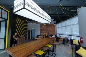 Pequenos-almoços, almoços, jantares servidos, cozinha local 