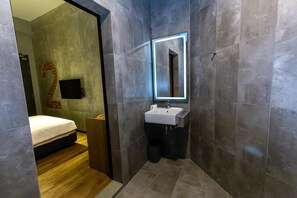 Um polibã, um secador de cabelo, um bidé, toalhas fornecidas 