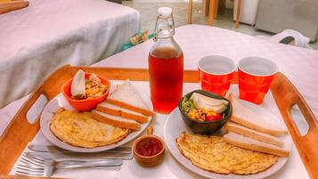 Café da manhã para viagem grátis todos os dias