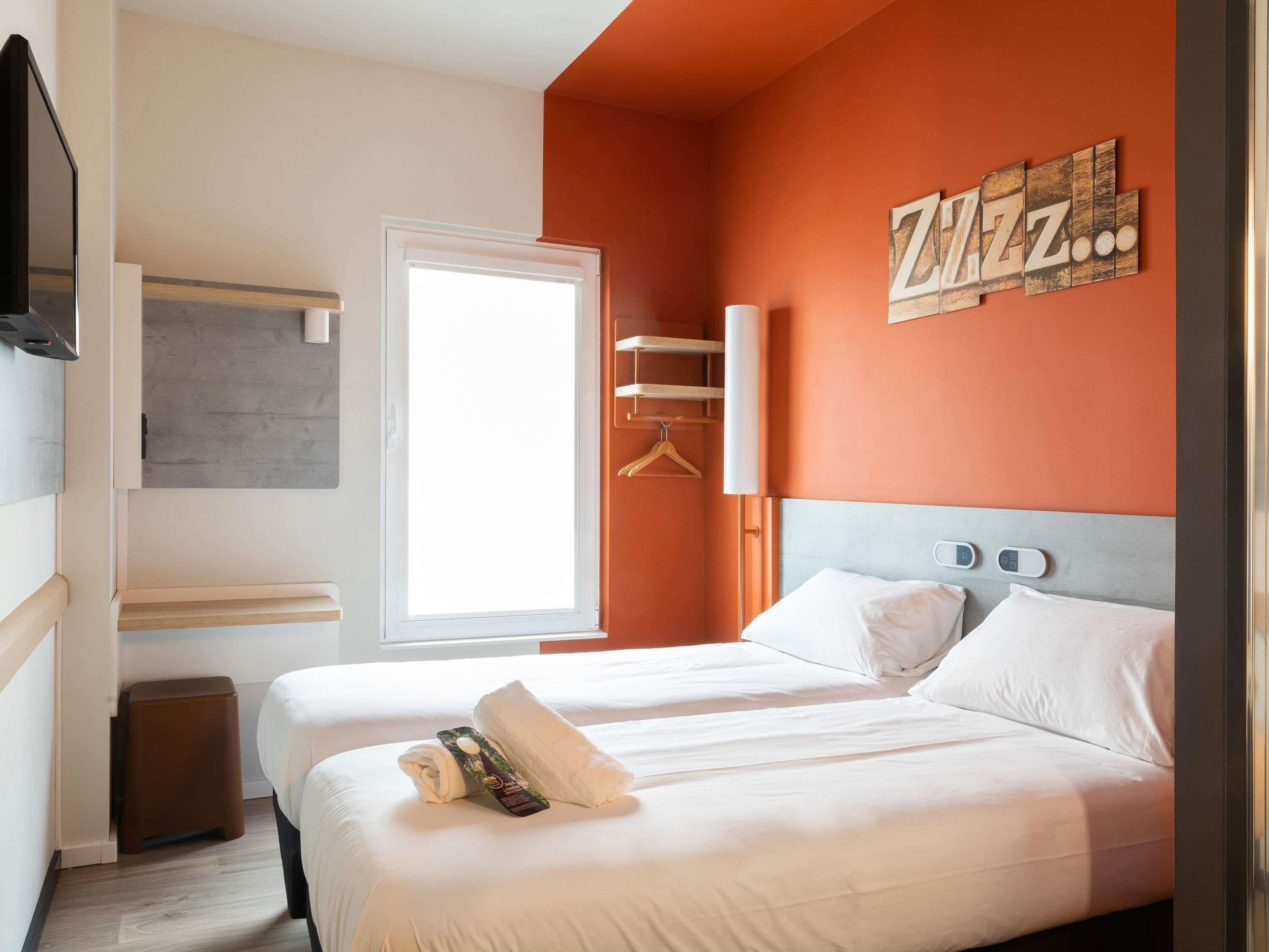 Quarto Twin Standard, 2 camas individuais | Cortinas/cortinados opacos, quartos insonorizados, Wi-fi grátis 