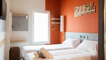 Quarto duplo standard, 2 camas de solteiro | Cortinas blackout, quartos à prova de som, Wi-Fi de cortesia