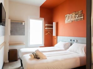 Quarto duplo standard, 2 camas de solteiro | Cortinas blackout, quartos à prova de som, Wi-Fi de cortesia