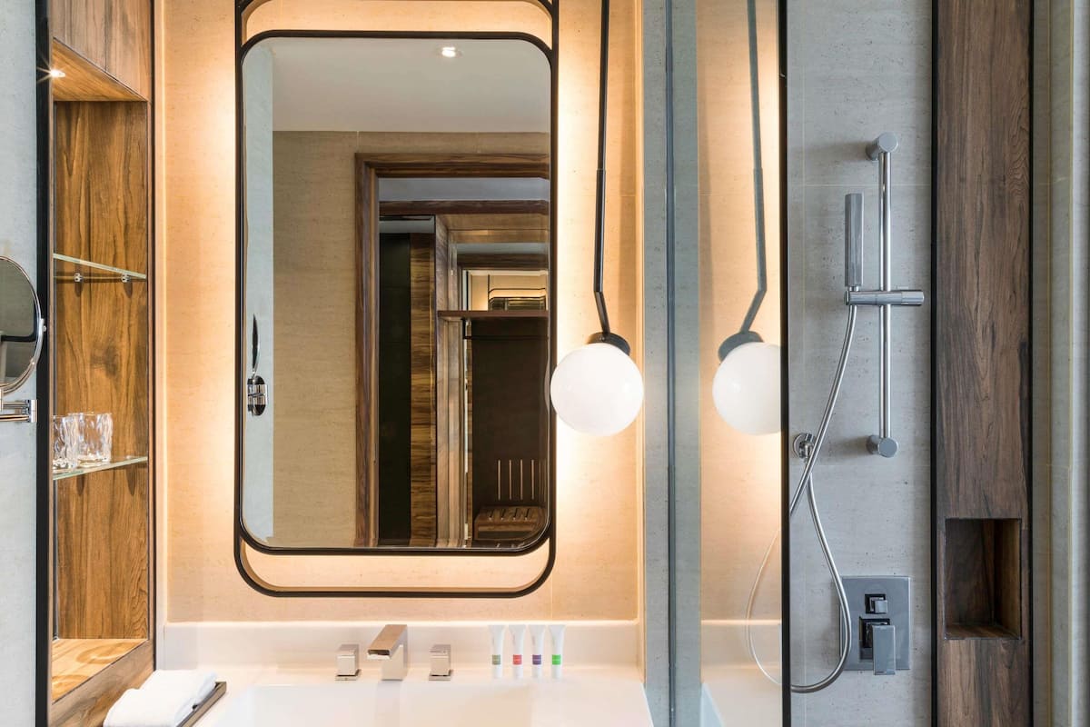 Roupa de alta qualidade, cofre no quarto, secretária