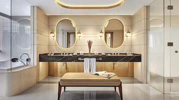 Suite, 1 cama king-size (St. Gallen) | Roupa de alta qualidade, cofre no quarto, secretária