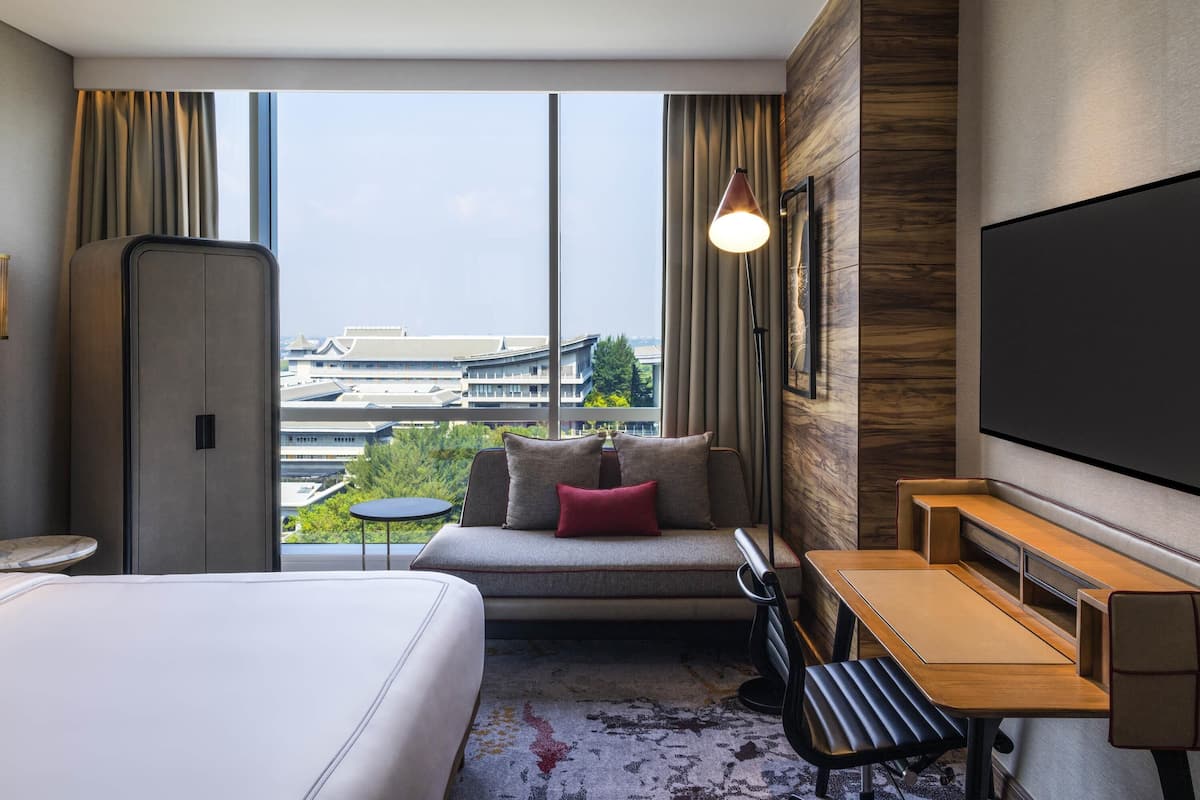 Roupa de alta qualidade, cofre no quarto, secretária