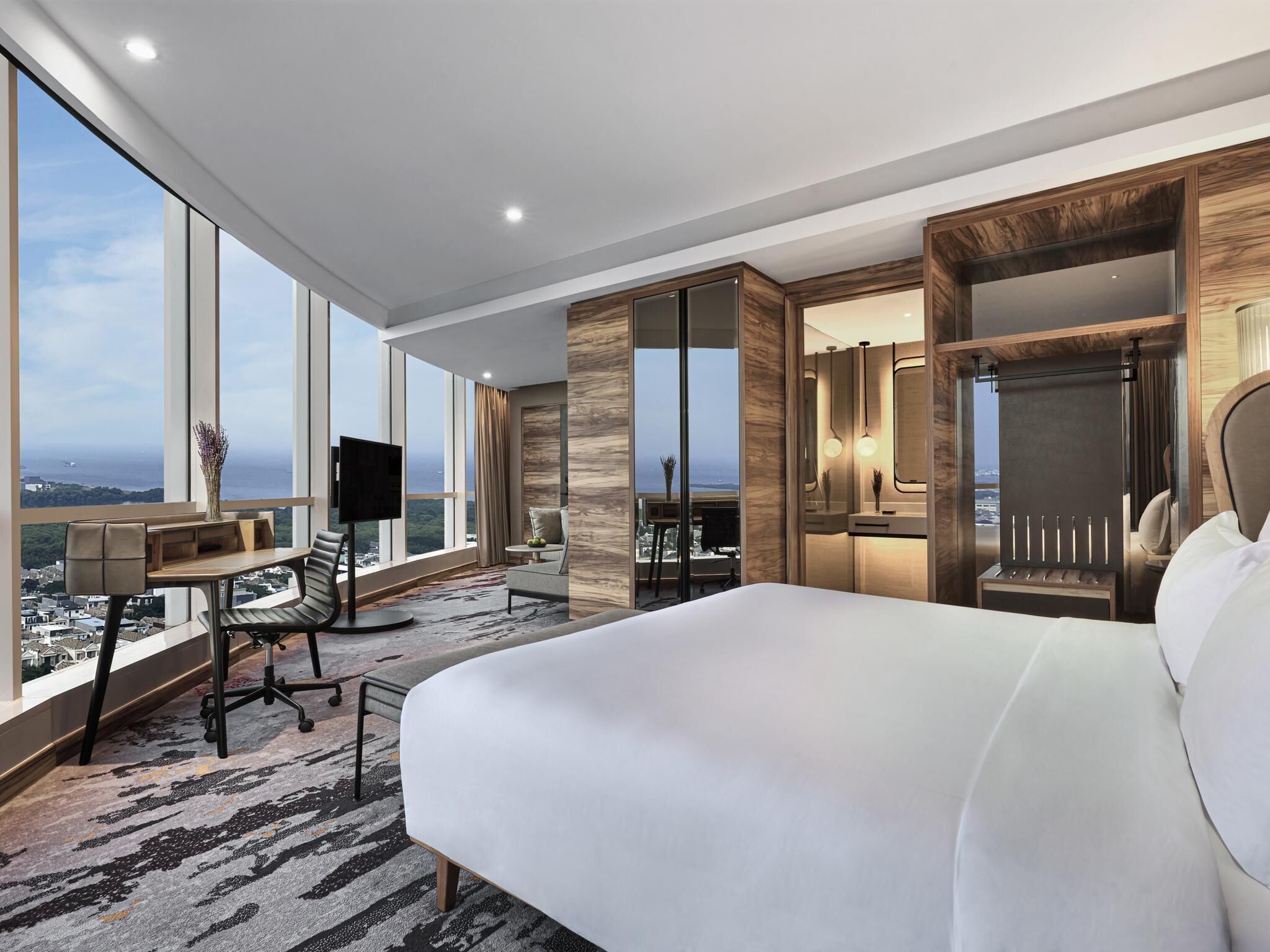 Swiss, Quarto com design assinado, 1 cama King | Roupas de cama premium, cofres nos quartos, escrivaninha