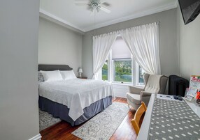 Quarto standard, 1 cama Queen, para não fumantes, suíte | Escrivaninha, espaço de trabalho para notebook
