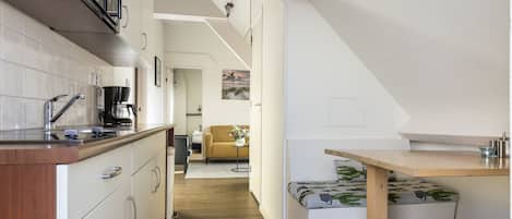 Apartamento | Cozinha privada | Um frigorífico/congelador grande, um micro-ondas, uma placa de cozinha