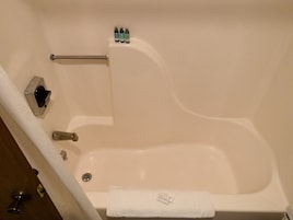Quarto Standard, 1 cama king-size | Casa de banho | Uma combinação polibã/banheira, toalhas fornecidas, sabão, champô