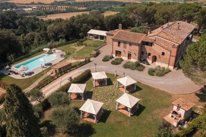 Uma grande villa com piscina, área de estar ao ar livre e um jardim bem cuidado.