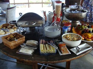 Café da manhã com buffet grátis todos os dias