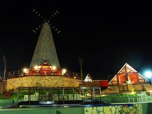 Fachada da propriedade à noite