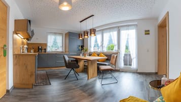 Apartamento, vista para a montanha (Corn) | Cozinha privada | Um frigorífico, um micro-ondas, uma placa de cozinha