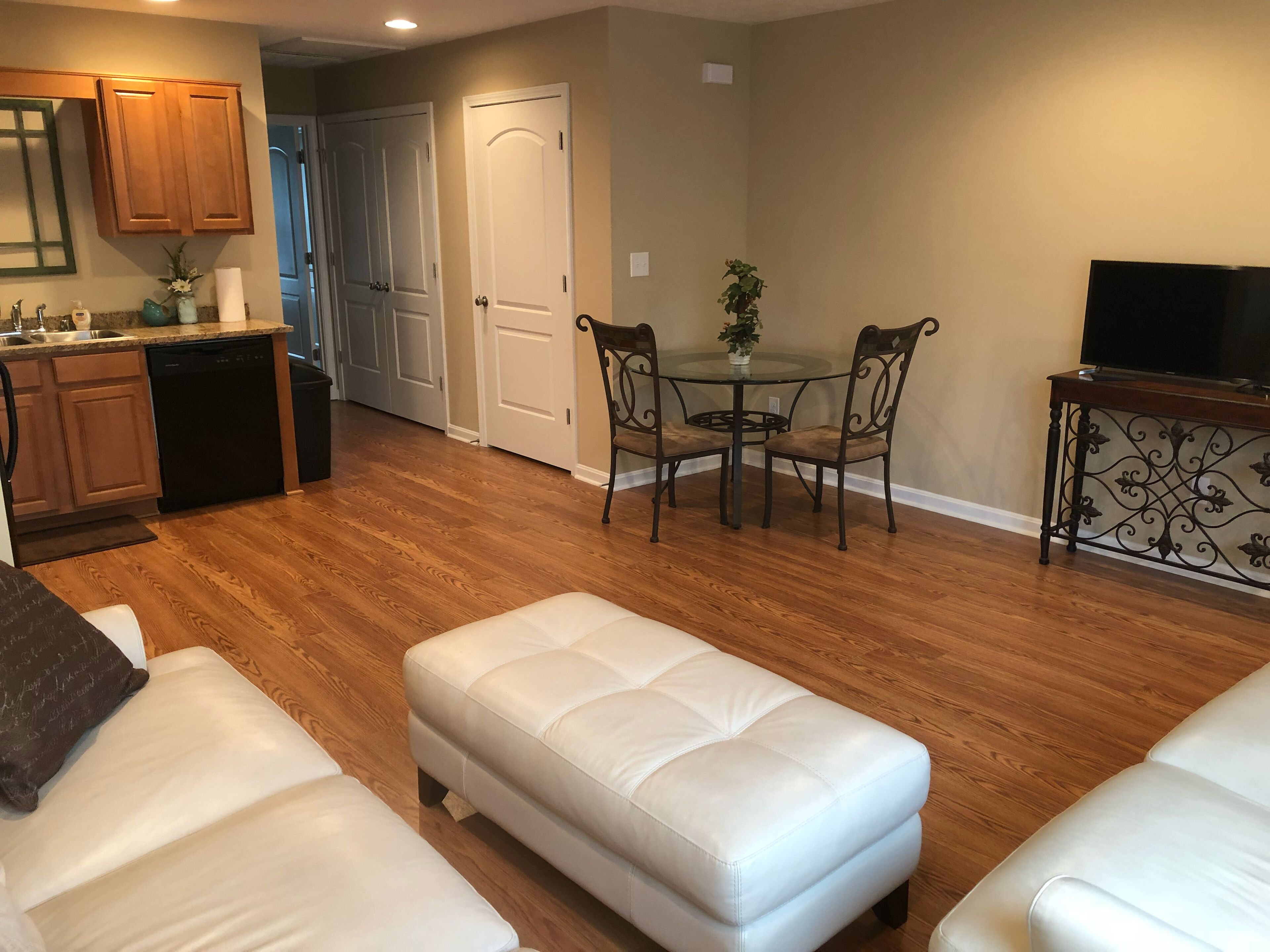 100 C Is A Beautiful Corporate Suite ~ Safe And Private! - 엘리자베스타운