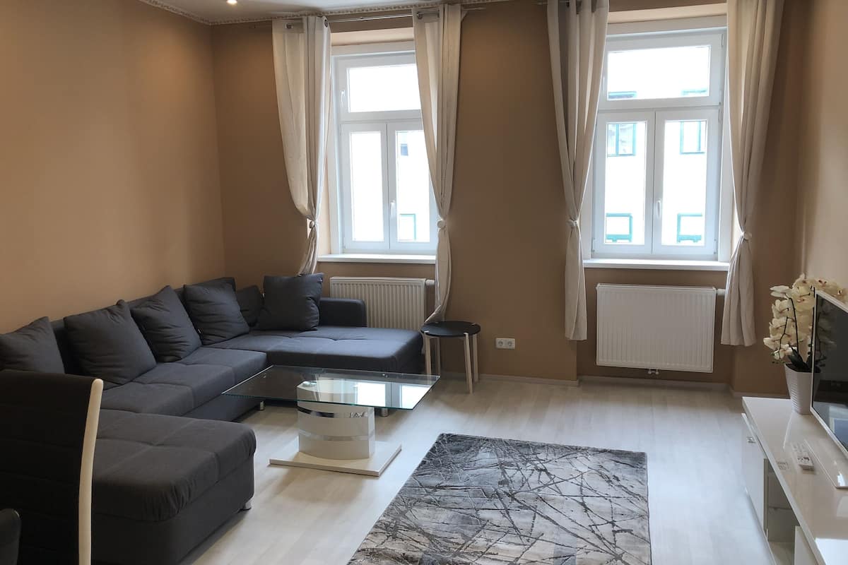 Apartamento (Gross) | Sala de estar | TV de tela plana 110 cm com canais a cabo, TV