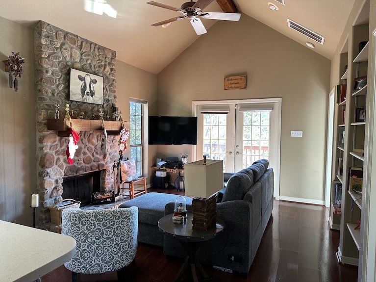 Beautiful Hilltop Lake House - Texas