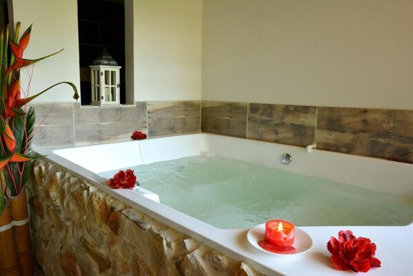 Um polibã, toalhas fornecidas, sabão, champô