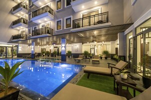 Piscina externa, funciona das 6h às 22h, espreguiçadeiras