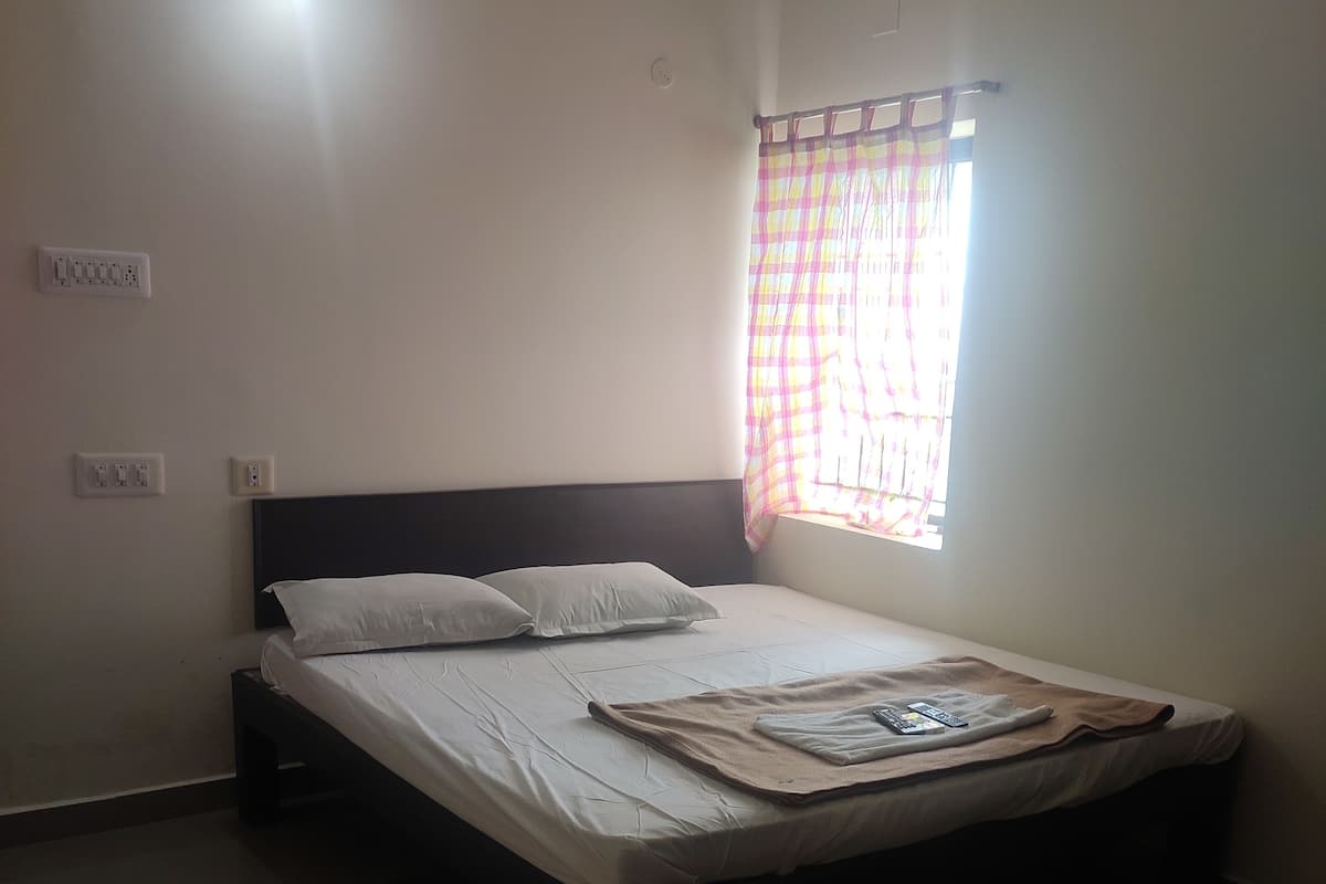 Quarto Duplo Básico | Roupa de cama fornecida