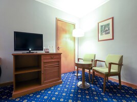 Quarto Duplo ou Twin Standard | Sala | Televisor de ecrã plano de 32 polegadas com canais via satélite 