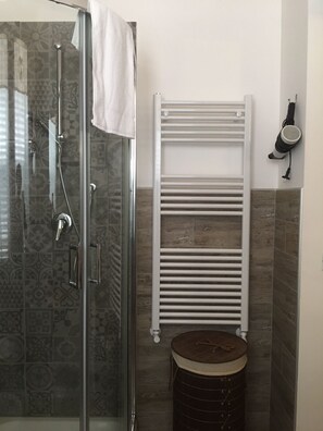 Quarto casal conforto, sacada, vista para o pátio | Banheiro | Chuveiro, chuveiro com efeito de chuva, secador de cabelo, bidê