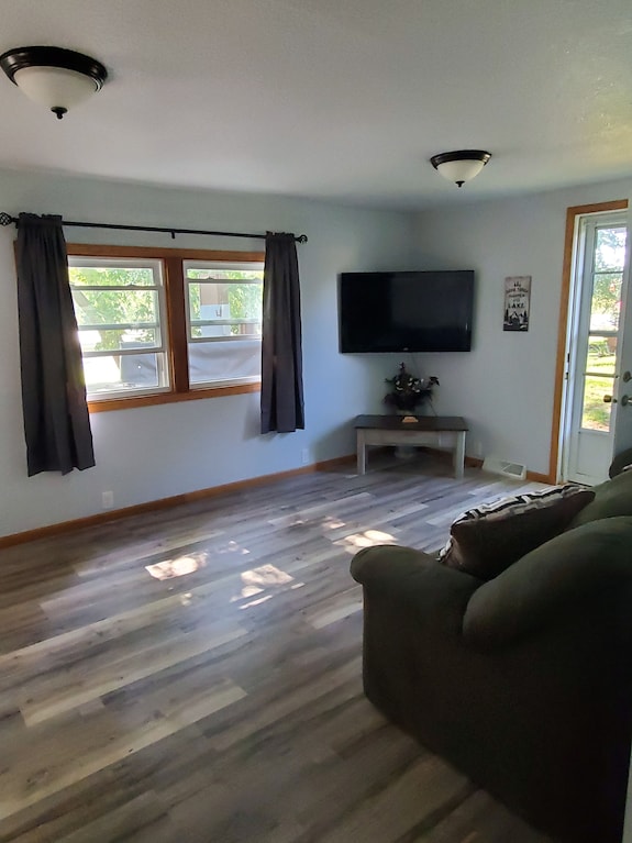 Enjoy This 2 Bedroom, 1 Bath, Cozy Lake Side House Located On Lake Onalaska. - Wisconsin