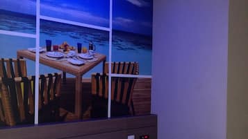 Quarto casal econômico | Frigobar, individualmente decorados, escrivaninha, Wi-Fi de cortesia