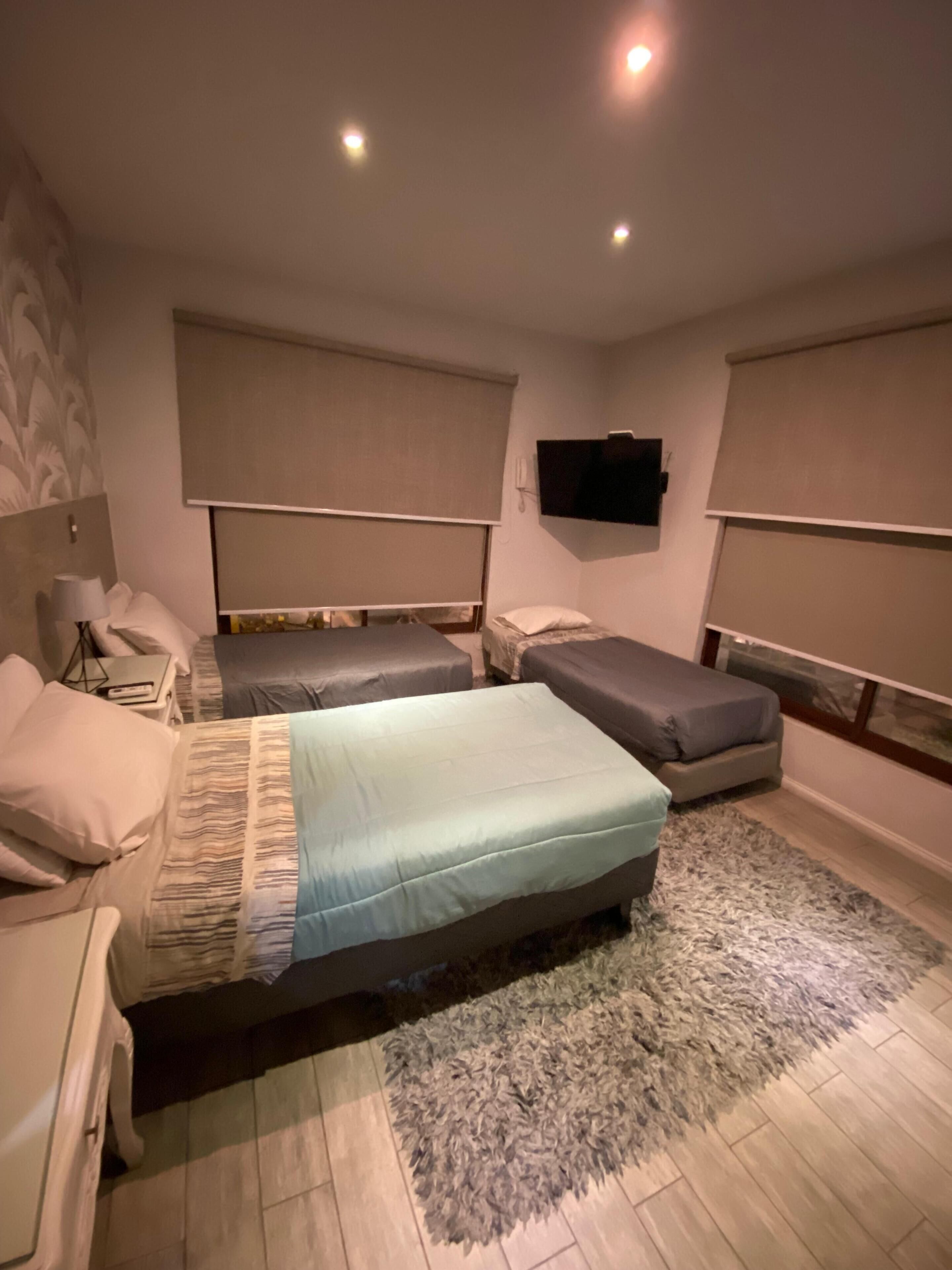 Quarto casal superior, 2 camas de solteiro | Cofres nos quartos, cortinas blackout, Wi-Fi de cortesia, roupa de cama