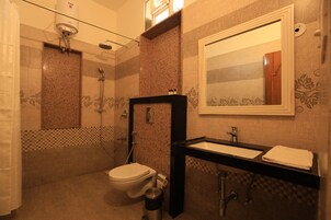 Quarto luxo | Banheiro | Chuveiro, chinelos, toalhas de banho 