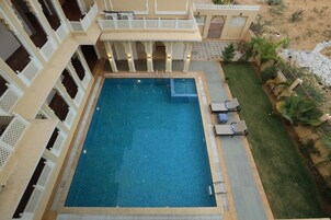 Piscina interna, piscina externa, espreguiçadeiras