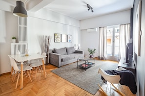 Apartamento, 2 quartos | Sala de estar | Smart TV de 43 de polegadas com canais via satélite, televisor, Netflix 