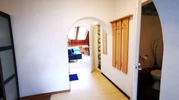 Meridian Apartment | Ferros/tábuas de passar roupa, Wi-Fi de cortesia, roupa de cama