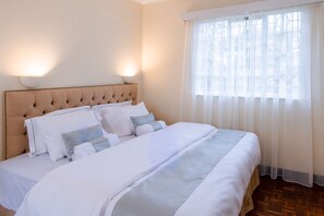 Apartamento, 3 quartos (C18) | Escrivaninha, espaço de trabalho para notebook