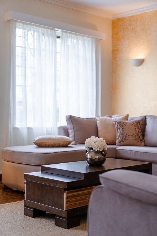 Apartamento, 3 quartos (C18) | Sala de estar | TV LED 50 polegadas com canais via satélite, TV