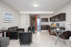 Apartamento clássico, 2 quartos | Área de estar | TV de tela plana 32 polegadas com canais via satélite, TV
