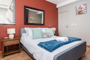 Apartamento clássico, 2 quartos | 2 quartos, roupas de cama premium, cofres nos quartos, escrivaninha
