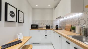 Apartamento | Cozinha privada | Geladeira, micro-ondas, fogão, cooktop