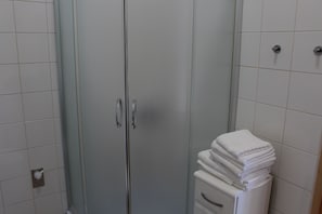 Apartamento, 1 quarto, terraço, vista para o mar | Banheiro | Chuveiro, toalhas de banho, shampoo