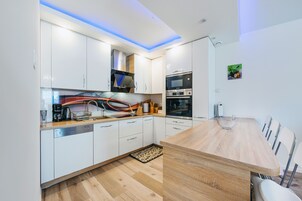 Apartamento (25) | Cozinha privada | Um frigorífico, uma placa de cozinha, uma chaleira elétrica 